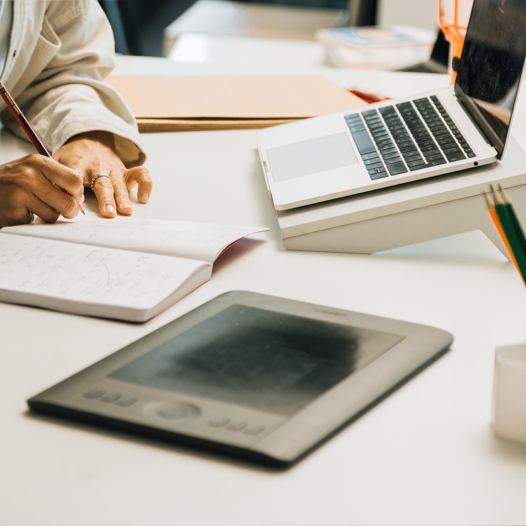 Compra tu escritorio elevable Eleva Pro con 100 días de prueba gratis